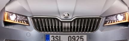 Przysłona zaślepka radaru w grillu w atrapie przedniej SKODA SUPERB III ...